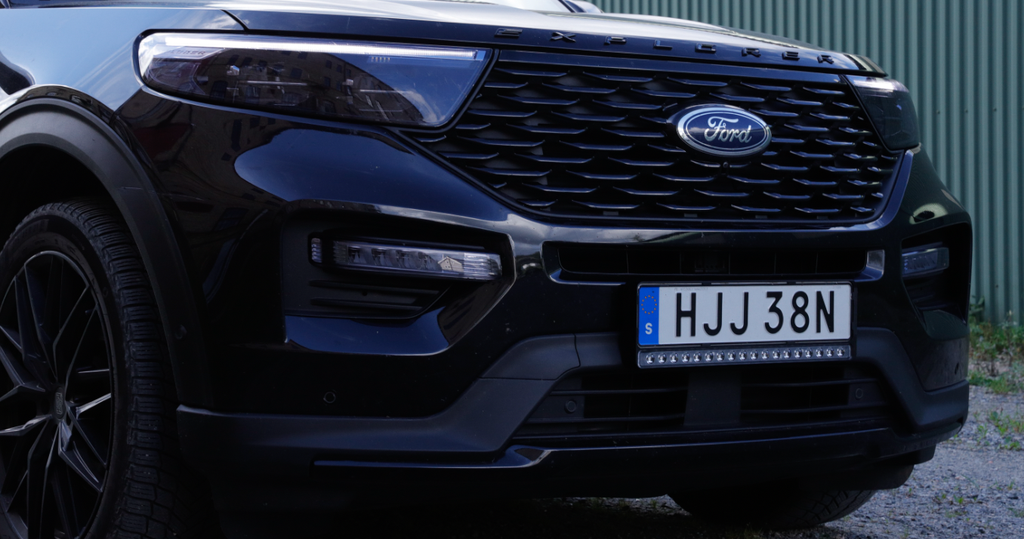 LED-bar med Skilt-holder fra Strands – Innovasjon møter stil - Garasjetid